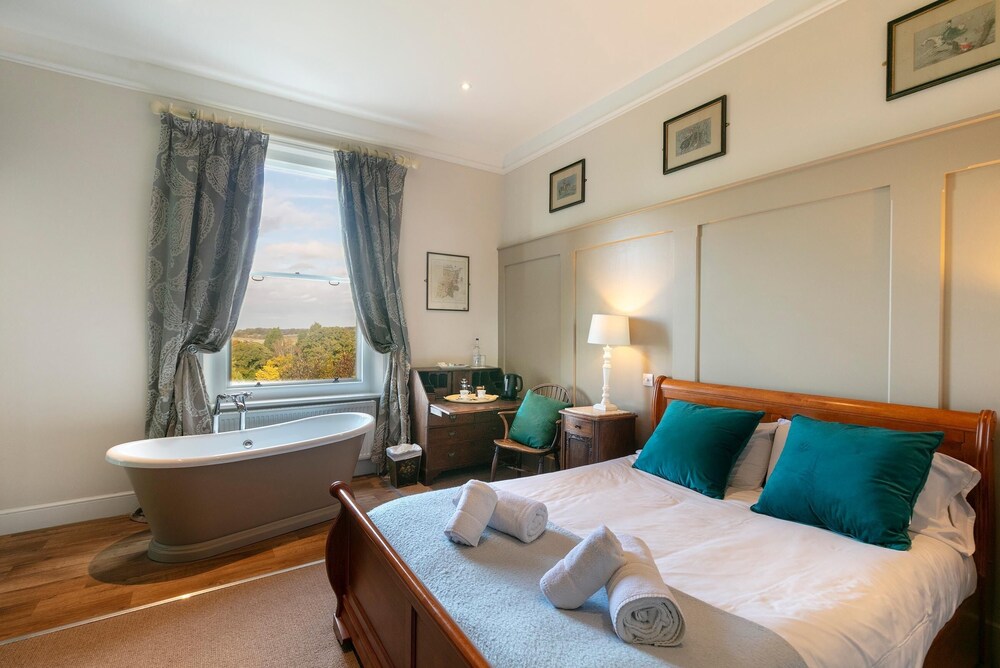 Doppelzimmer-King-Ensuite mit Badewanne und Dusche-Blick auf die ...