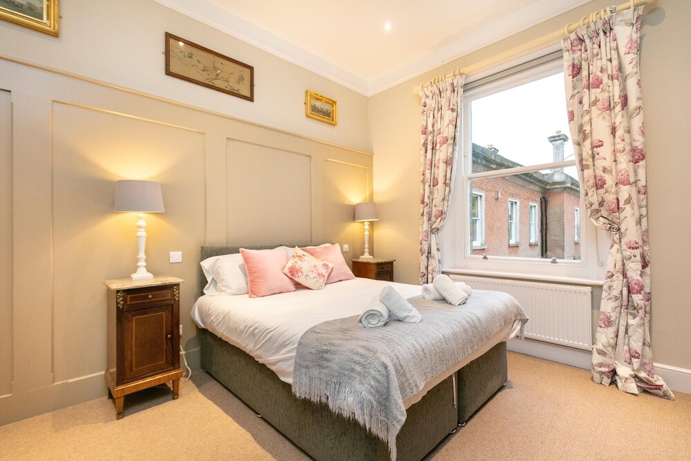 Doppelbett oder zwei Einzelbetten-King-Ensuite mit Badewanne und Dusche ...