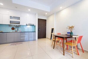 Quarto Básico, Vista para a cidade | Cofre com capacidade para portátil, secretária 