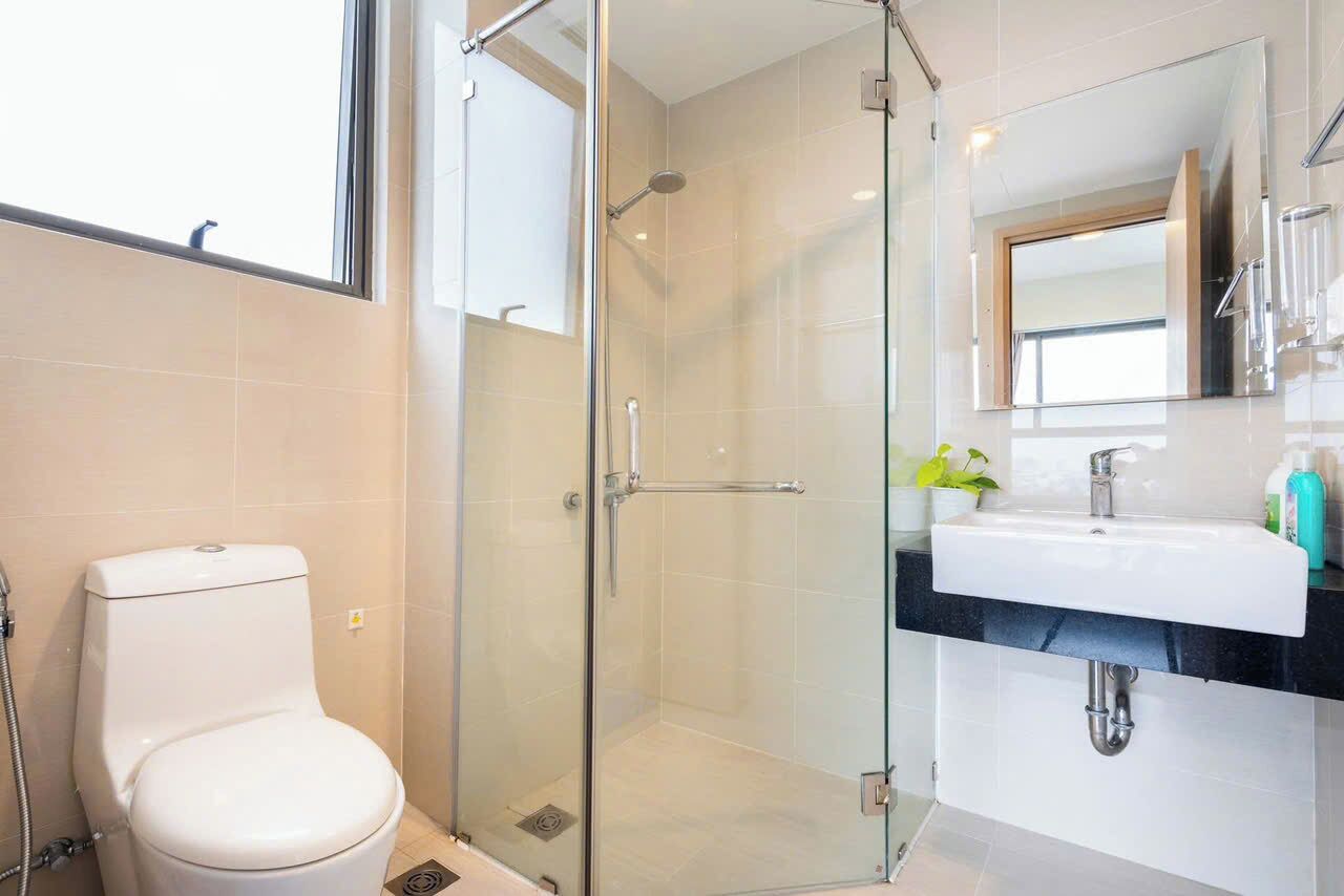 Quarto Básico, Vista para a cidade | Cofre com capacidade para portátil, secretária 