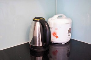 Quarto Básico, Vista para a cidade | Cofre com capacidade para portátil, secretária 