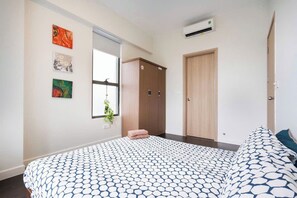 Quarto Básico, Vista para a cidade | Cofre com capacidade para portátil, secretária 