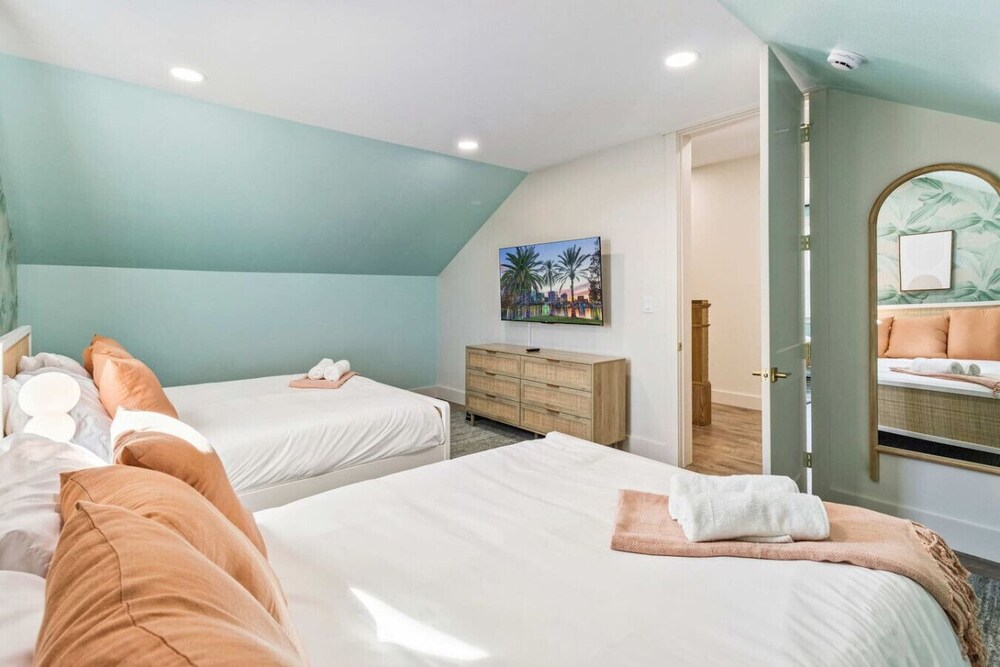 A Tropical Stay, 5BR near Beach w/ Pool & Hot tub - Holiday Beach | Vrbo