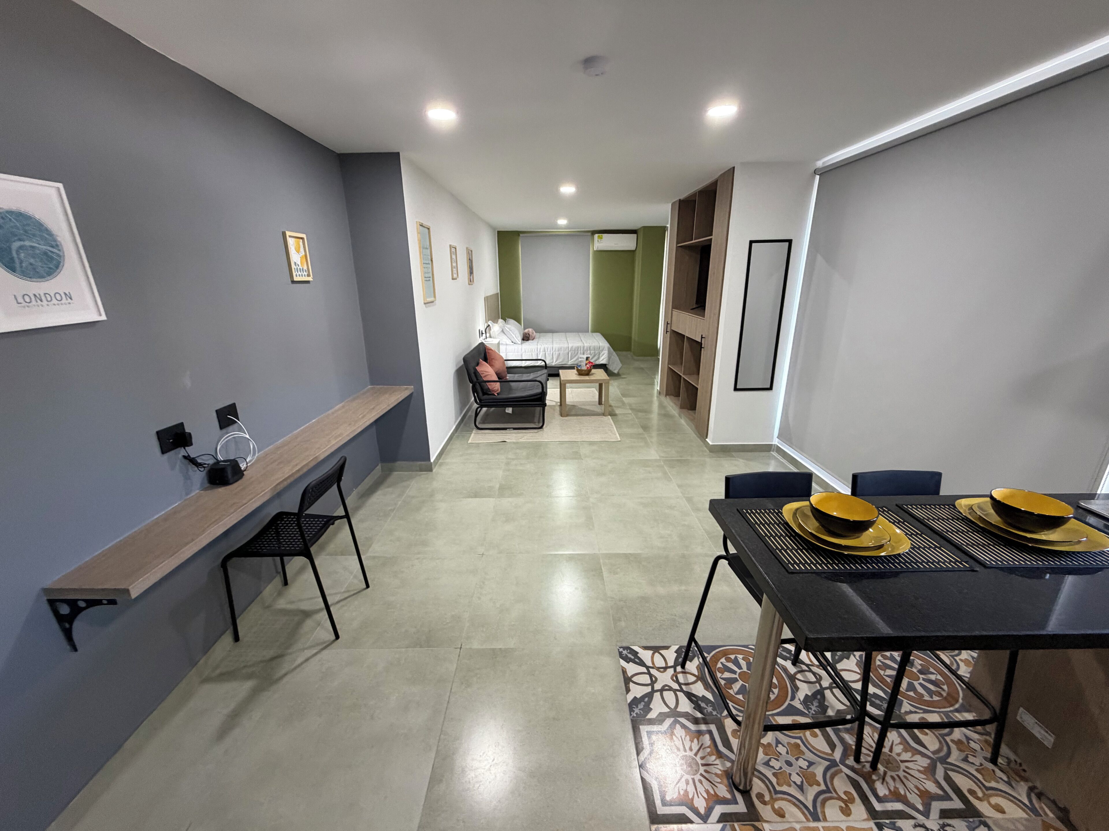 Estúdio básico, vista para a cidade | Escrivaninha, espaço de trabalho para notebook, Wi-Fi de cortesia