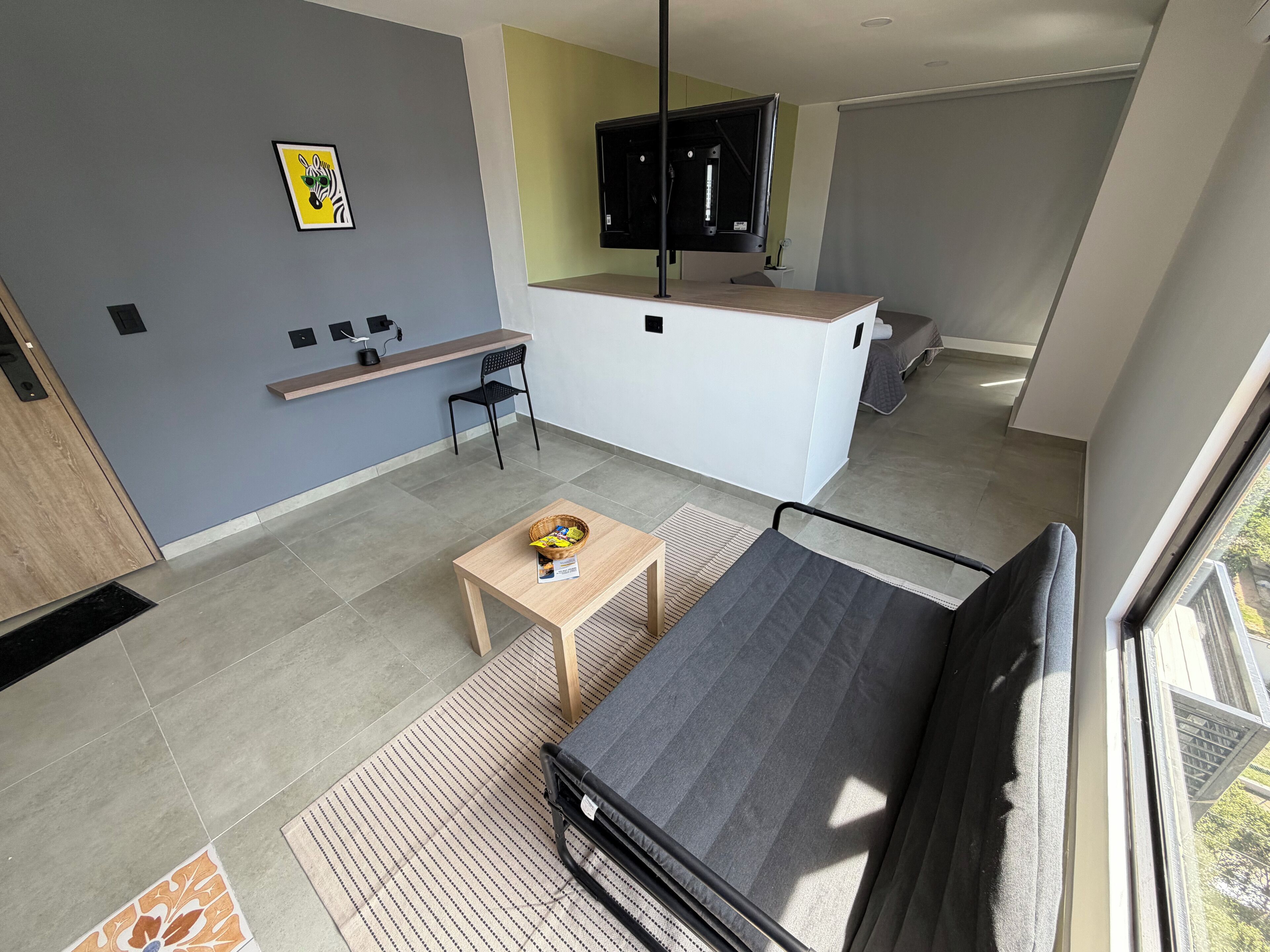 Estúdio básico, vista para a cidade | Área de estar | Smart TV 32 polegadas com canais digitais