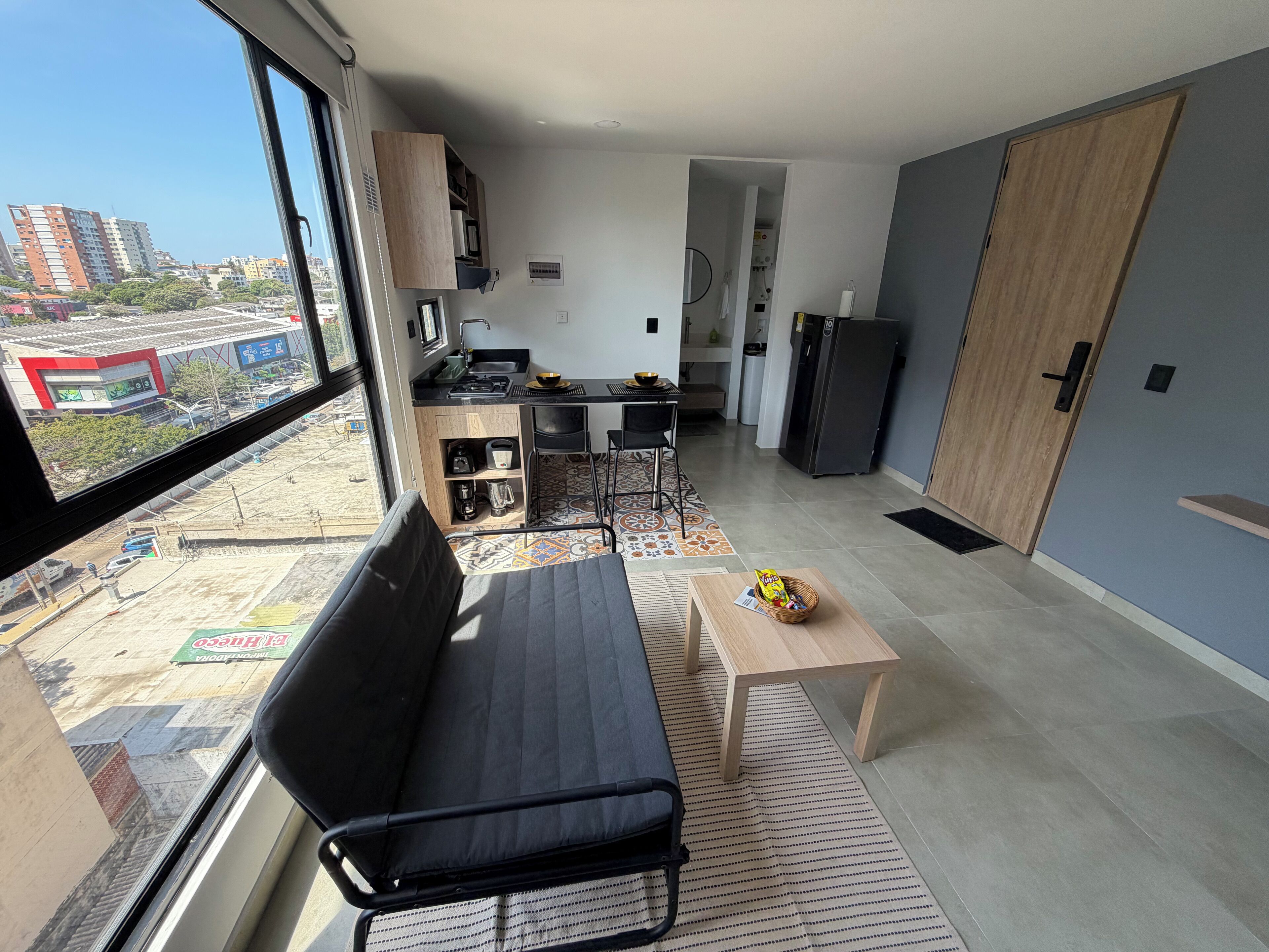 Estúdio básico, vista para a cidade | Área de estar | Smart TV 32 polegadas com canais digitais