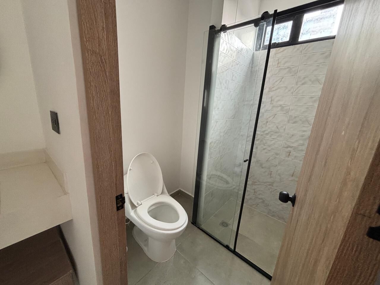 Estúdio básico, vista para a cidade | Banheiro | Toalhas de banho, sabonete, shampoo, papel higiênico