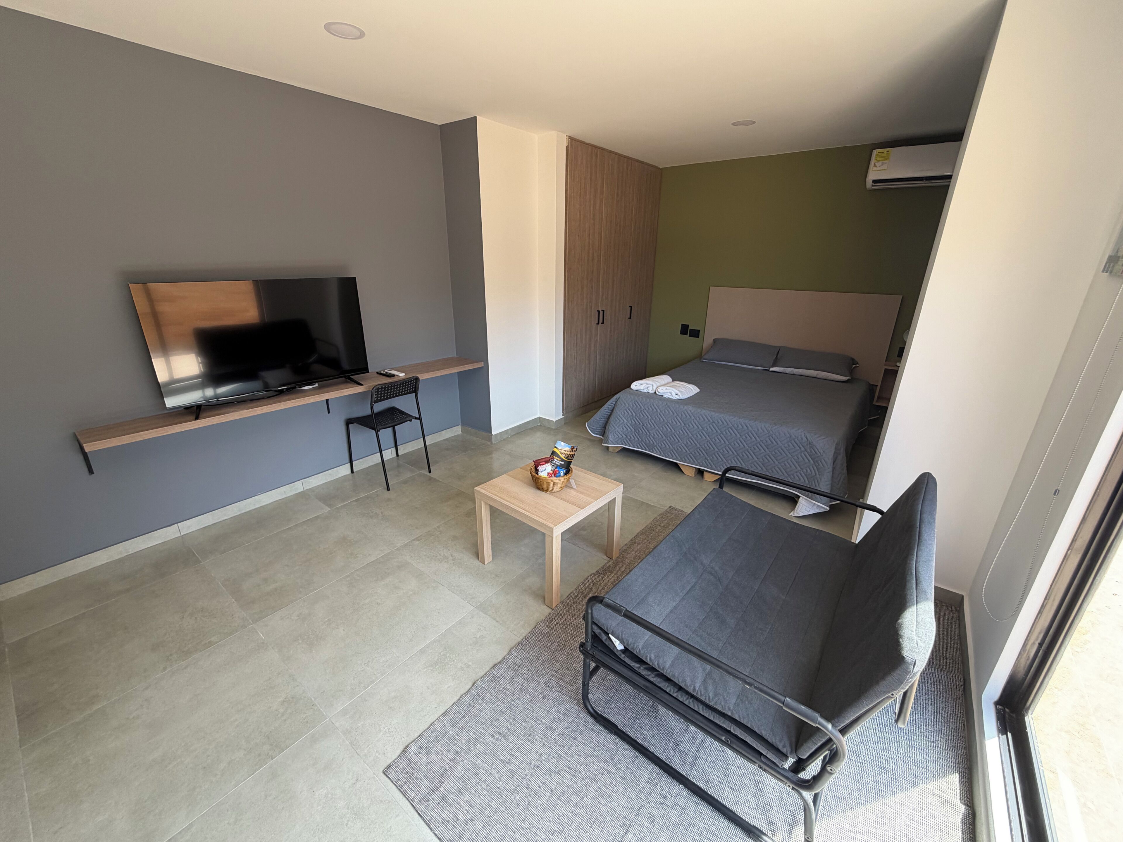 Escrivaninha, espaço de trabalho para notebook, Wi-Fi de cortesia