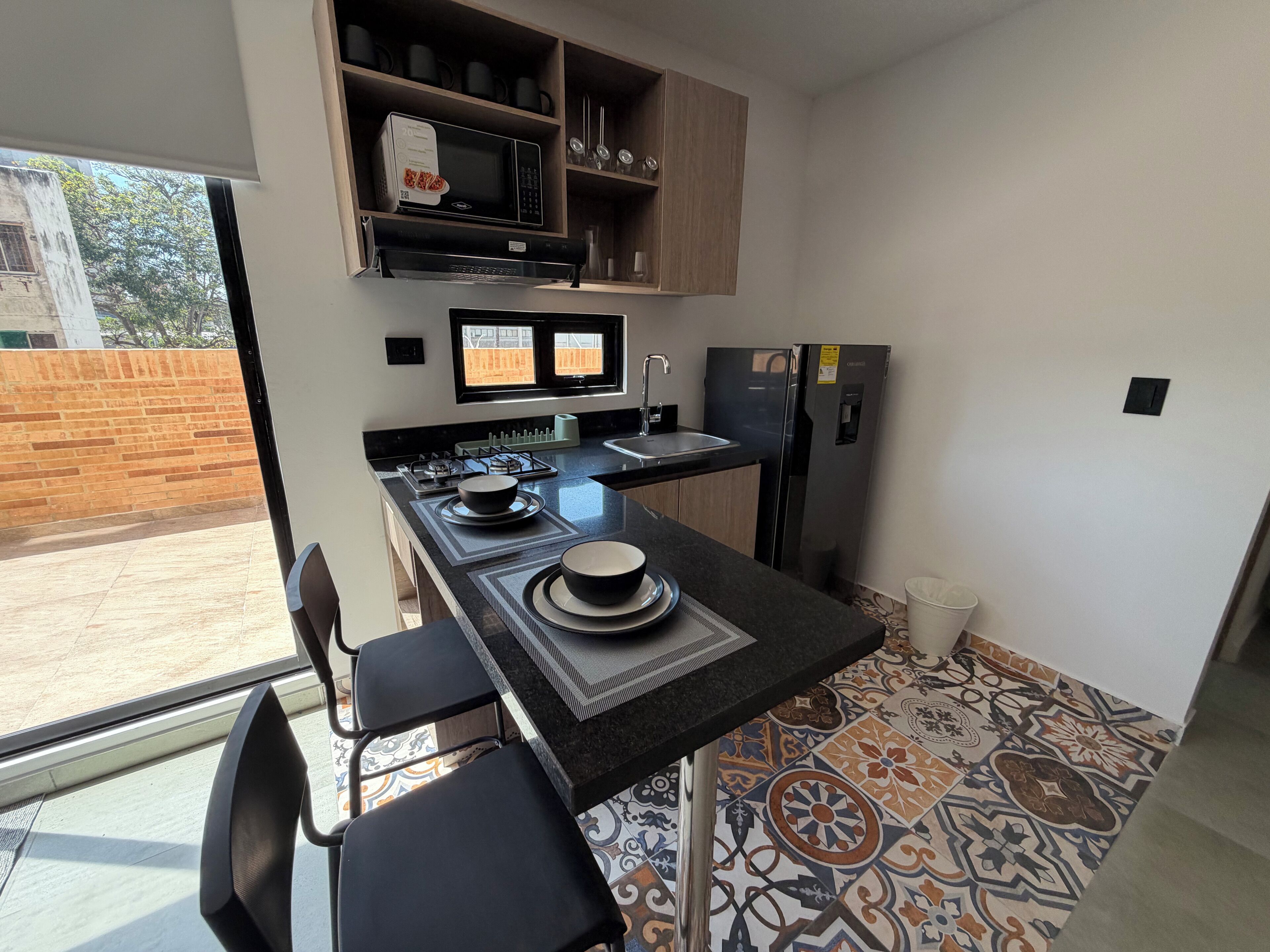 Estúdio luxo, vista para a cidade | Cozinha privada | Geladeira, micro-ondas, lava-louças, liquidificador