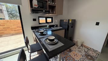 Estúdio luxo, vista para a cidade | Cozinha privada | Geladeira, micro-ondas, lava-louças, liquidificador