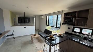 Estúdio básico, vista para a cidade | Área de estar | Smart TV 32 polegadas com canais digitais