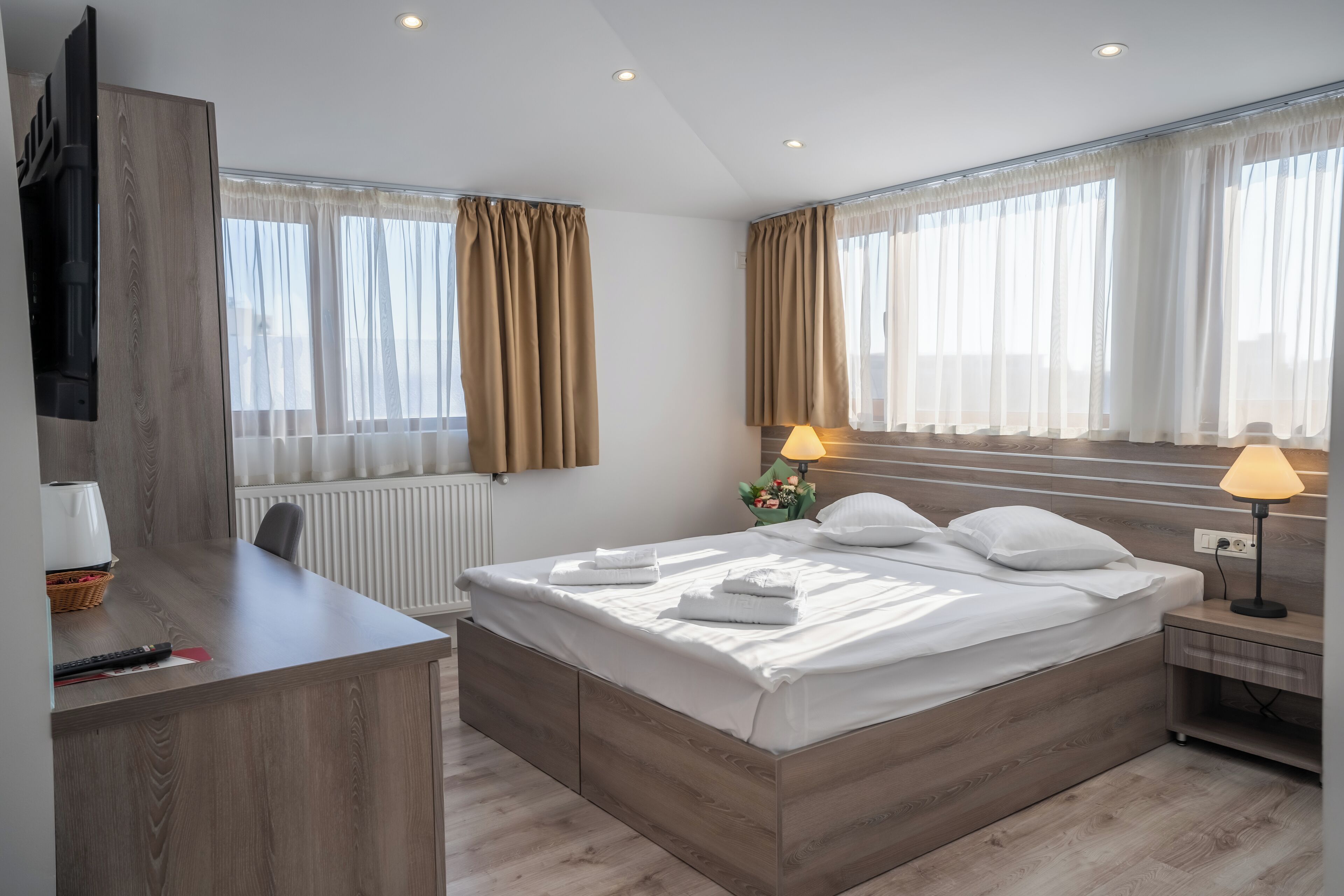 Quarto Duplo Deluxe | Roupa de alta qualidade, secretária 