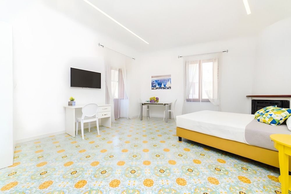'Positano Luxury' Room with Balcony, Wi-Fi and Air Conditioning - Meta ...