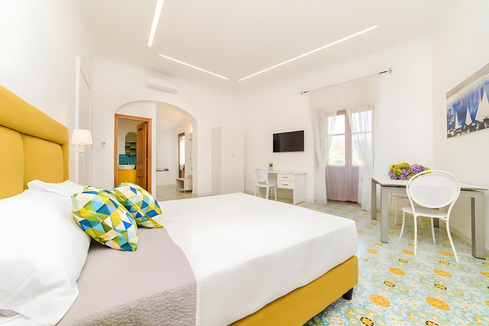 Room 'Sorrento Luxury' with Wi-Fi and Air Conditioning Reviews, Deals ...