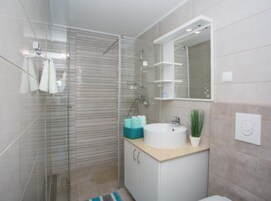 Apartamento (One Bedroom Apartment With Terrace An) | Banheiro | Chuveiro, toalhas de banho