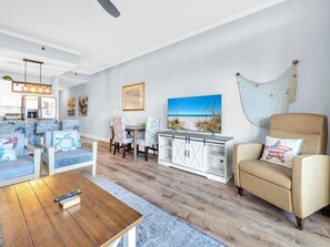Condo, várias camas (Laketown Wharf 2031) | Área de estar