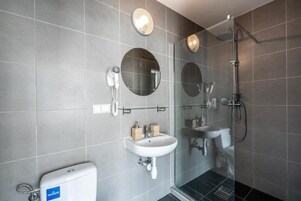 Quarto Quádruplo Clássico, vista para o pátio | Casa de banho | Um polibã, um secador de cabelo (mediante pedido), papel higiénico