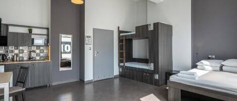 Quarto quádruplo clássico, vista para o pátio | Ferros/tábuas de passar roupa, Wi-Fi de cortesia