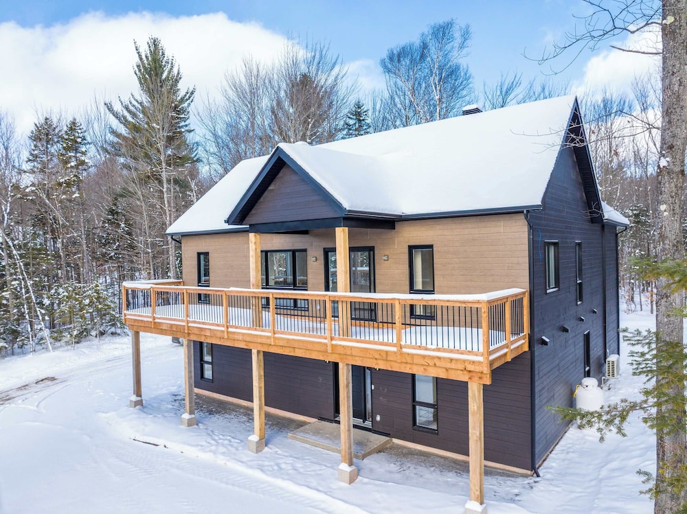 Spa, Pool Table & Comfort | Chalet le Barista Reviews, Deals & Photos ...