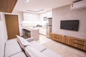 Apartamento Básico | Sala de estar | TV de ecrã plano 