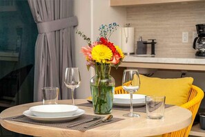 Suite-Estúdio, 1 cama king-size, Vista para a cidade | Sala de jantar