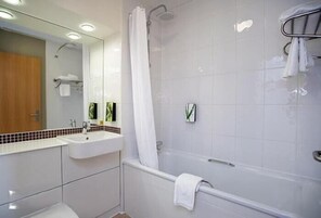 Produtos de toalete grátis, secador de cabelo, toalhas de banho 