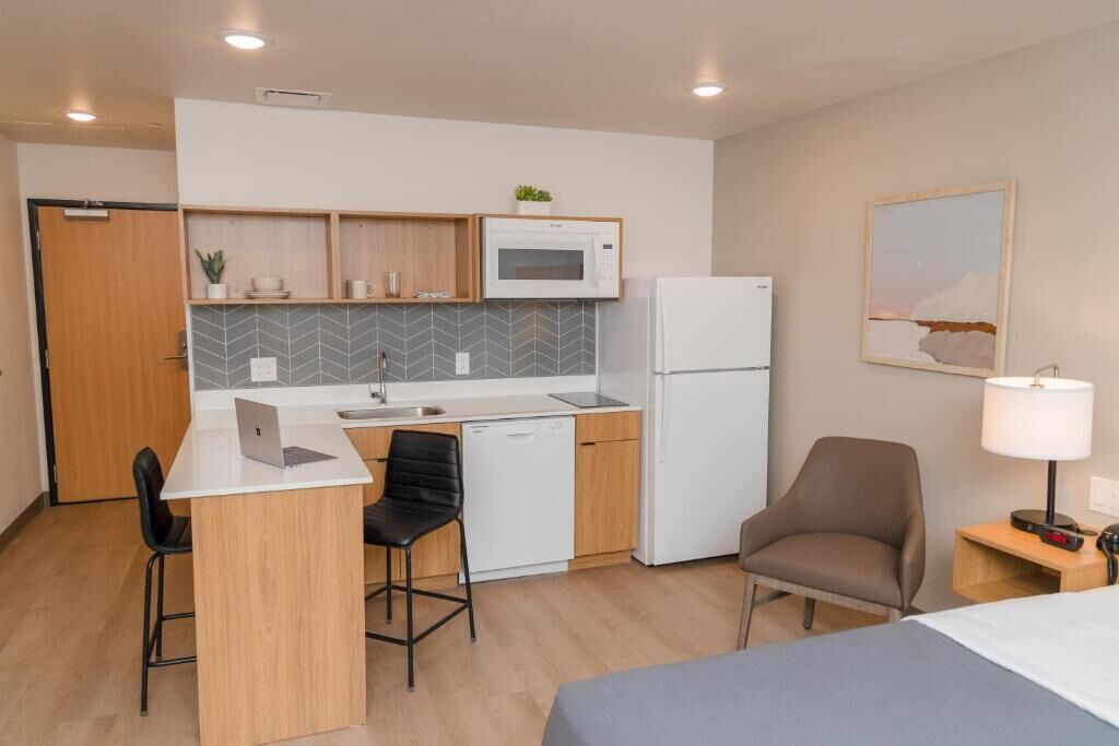 Secretária, secretária adequada para computadores portáteis 