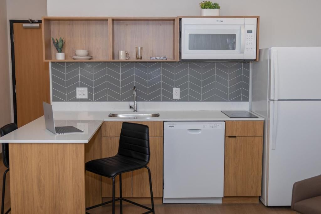 Um frigorífico/congelador grande, um micro-ondas, uma placa de cozinha 