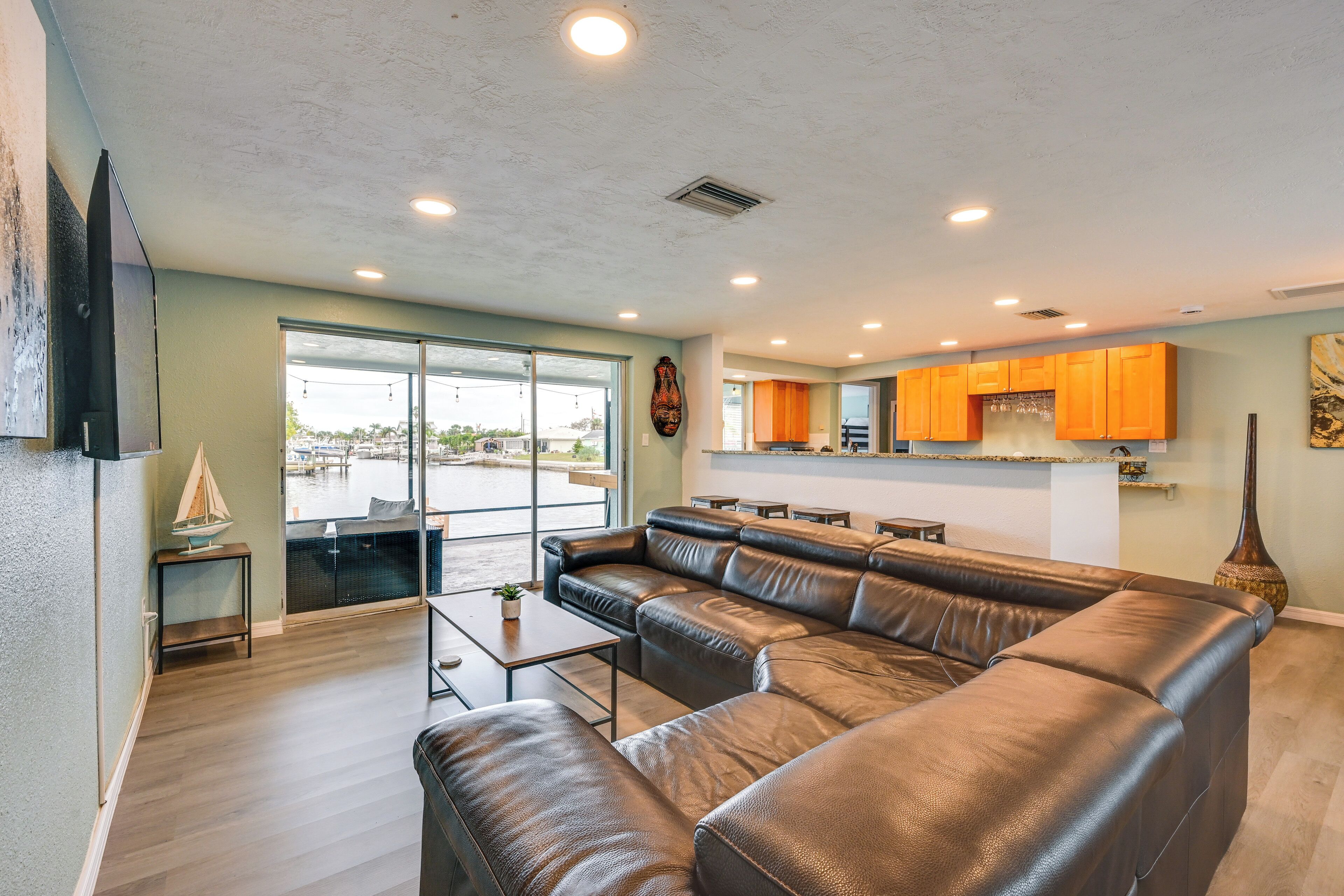 4 Mi To Beach! Waterfront New Port Richey Retreat - New Port Richey, FL