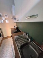 Apartamento, 2 quartos, casa de banho privativa | Cozinha privada | Um frigorífico/congelador grande, um micro-ondas, uma placa de cozinha 