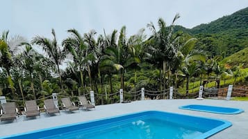 Cabana de Madeira Lua de Mel, banheira de hidromassagem, vista para a piscina | Piscina | Piscina exterior