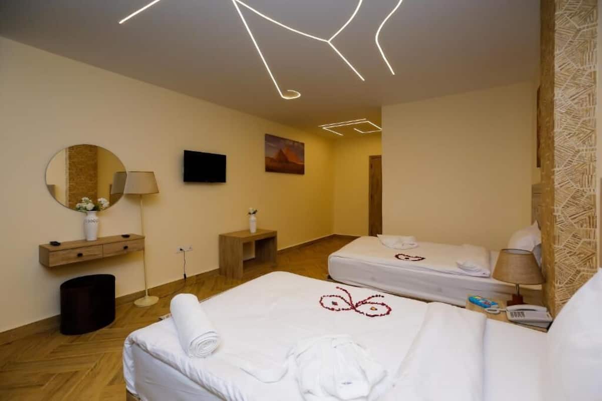 Deluxe Double Balcony Pyramids View 505 | Roupa de alta qualidade, edredões de penas