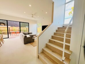 Beautiful new designer 4-bedroom house 1 block from beach and surf in ...