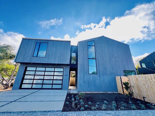 Beautiful new designer 4-bedroom house 1 block from beach and surf in ...