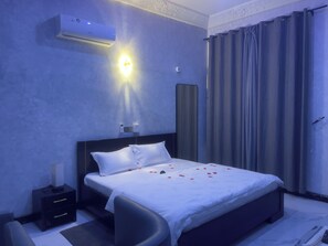 Secretária, Wi-fi grátis, roupa de cama fornecida 