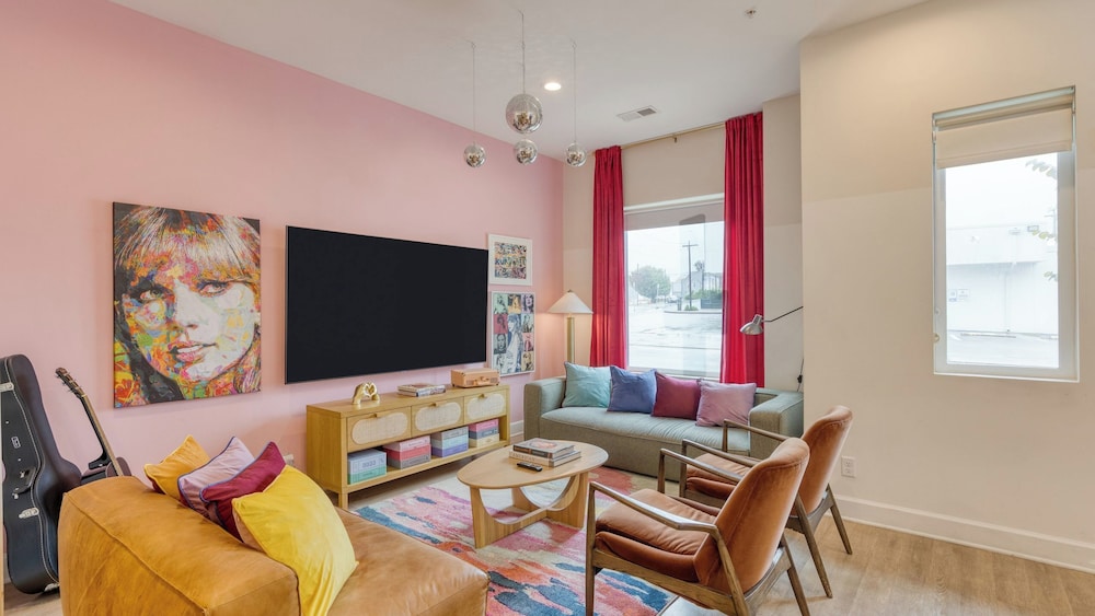 Sleeps 44 4 Themed Lofts W/ Skyline Balconies, Neon Backdrops & Glam Kitchensperfect For Nashville Group Stays The Swiftie Stays By Avantstay - Nashville, TN