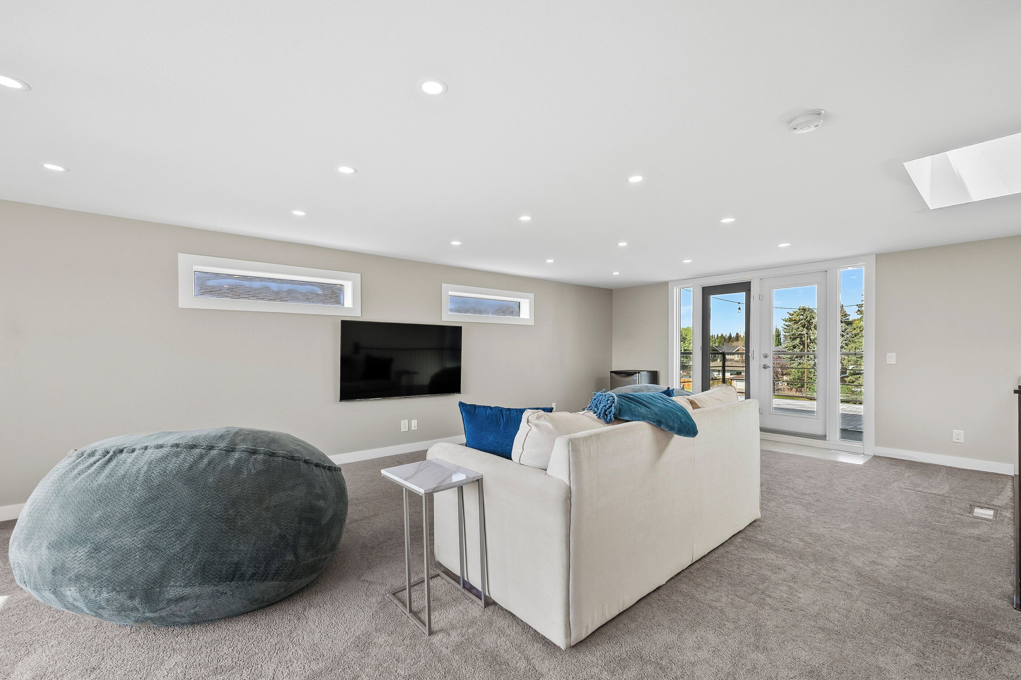 Spacious Central 4br Duplex With 2 Car Garage & Downtown View From Rooftop Patio - Alberta