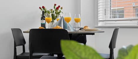 Apartamento, 2 quartos, acessível, Vista para a cidade | Sala de jantar