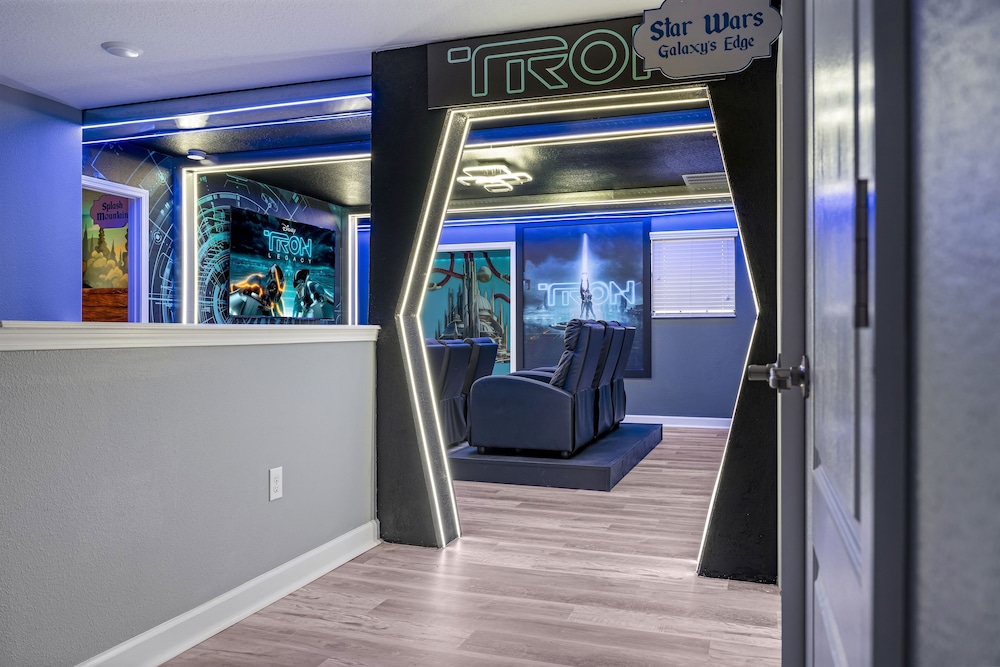 Disney Dreamers Retreat - Spacious fully themed 9 bedroom house in ...