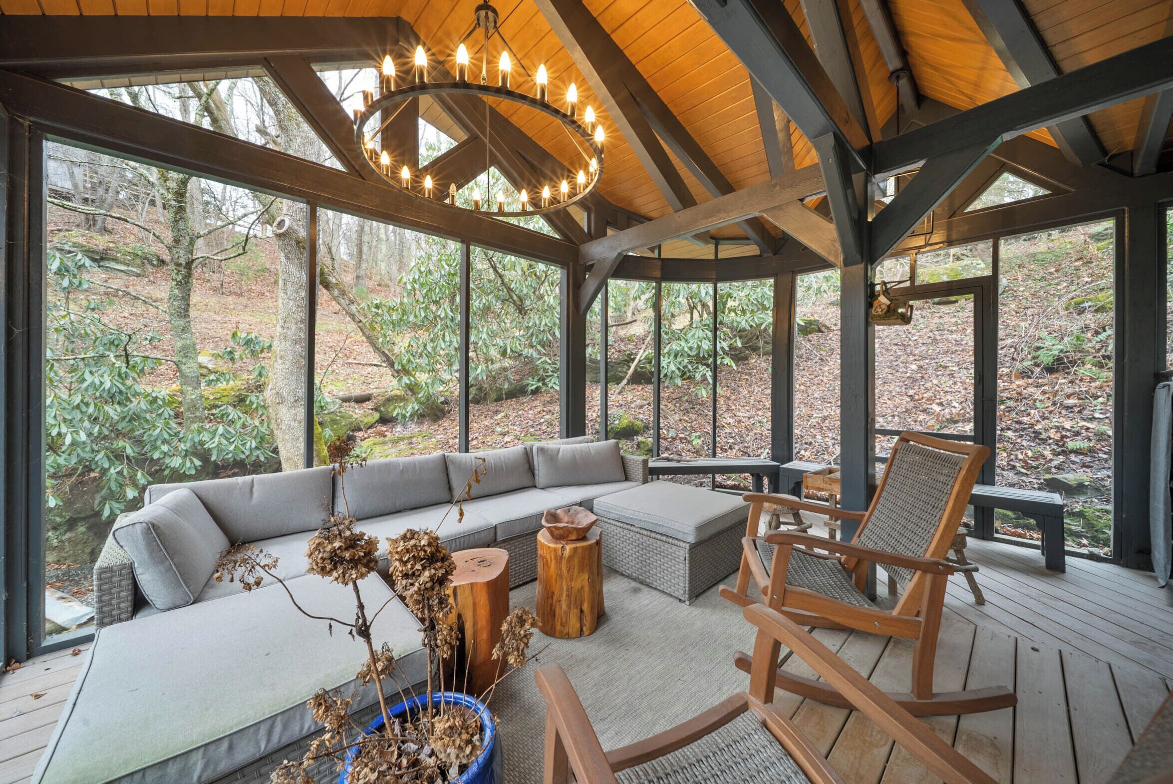 High-end Craft Cabin W/ Brook: Designer Fireplace & Sunroom - 분