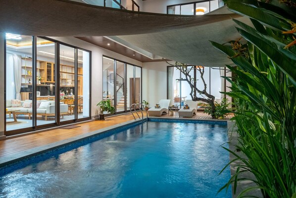 Villa Básica | Piscina | Piscina exterior, espreguiçadeiras 