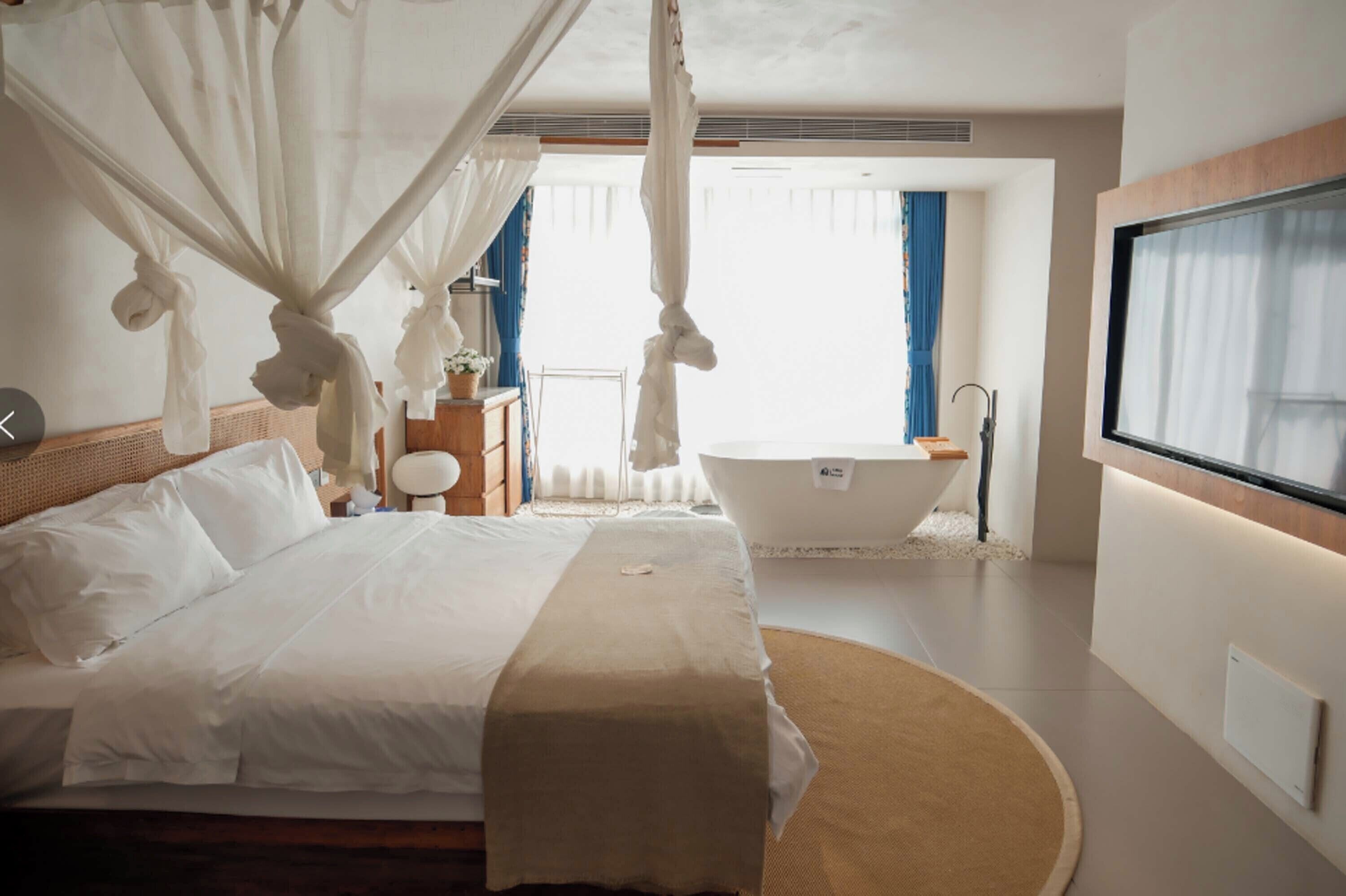 Quarto casal standard, vista para o pátio | Escrivaninha, espaço de trabalho para notebook, cortinas blackout