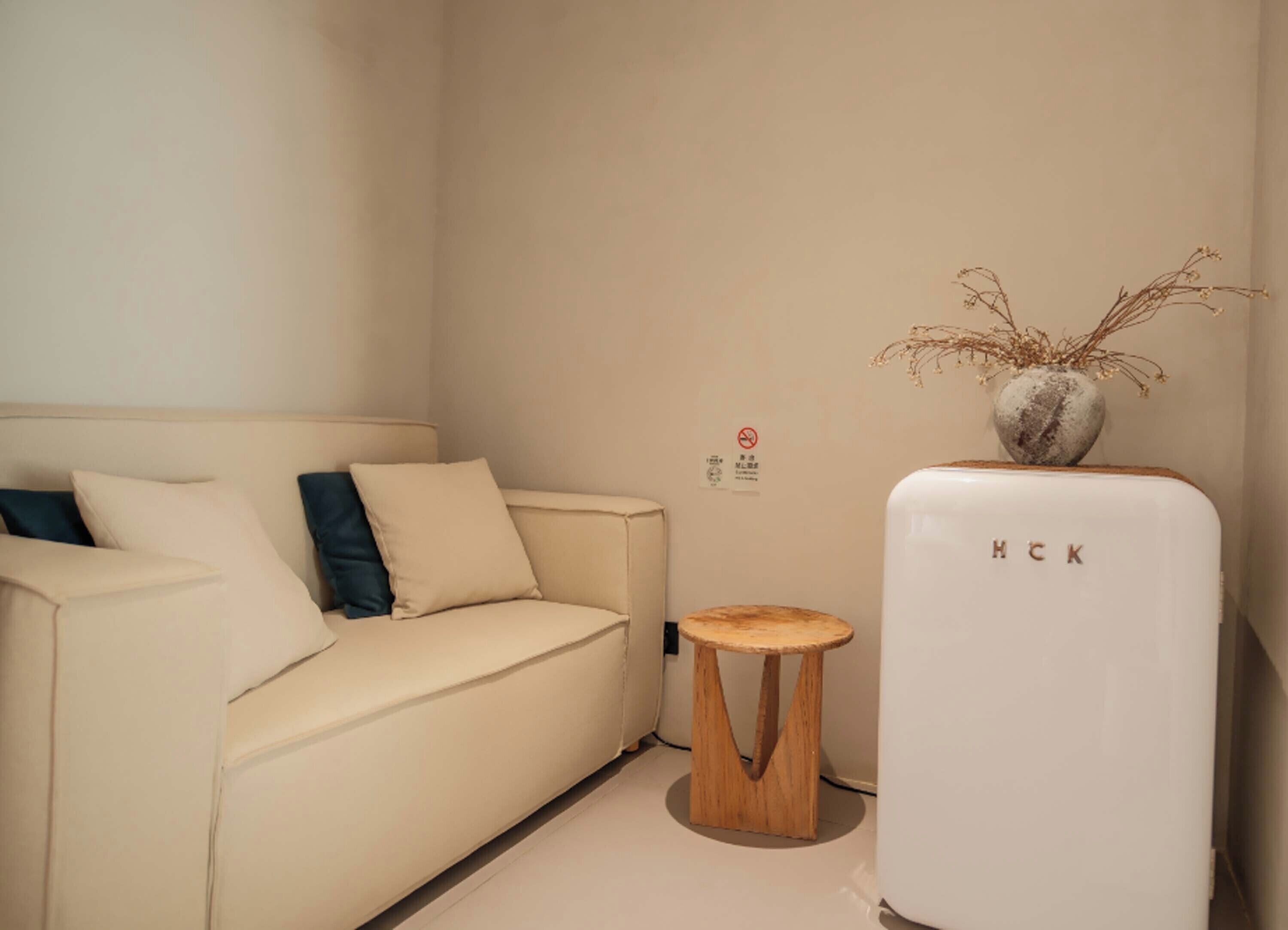 Quarto Duplo Standard, vista para o pátio | Sala de estar | Televisor 