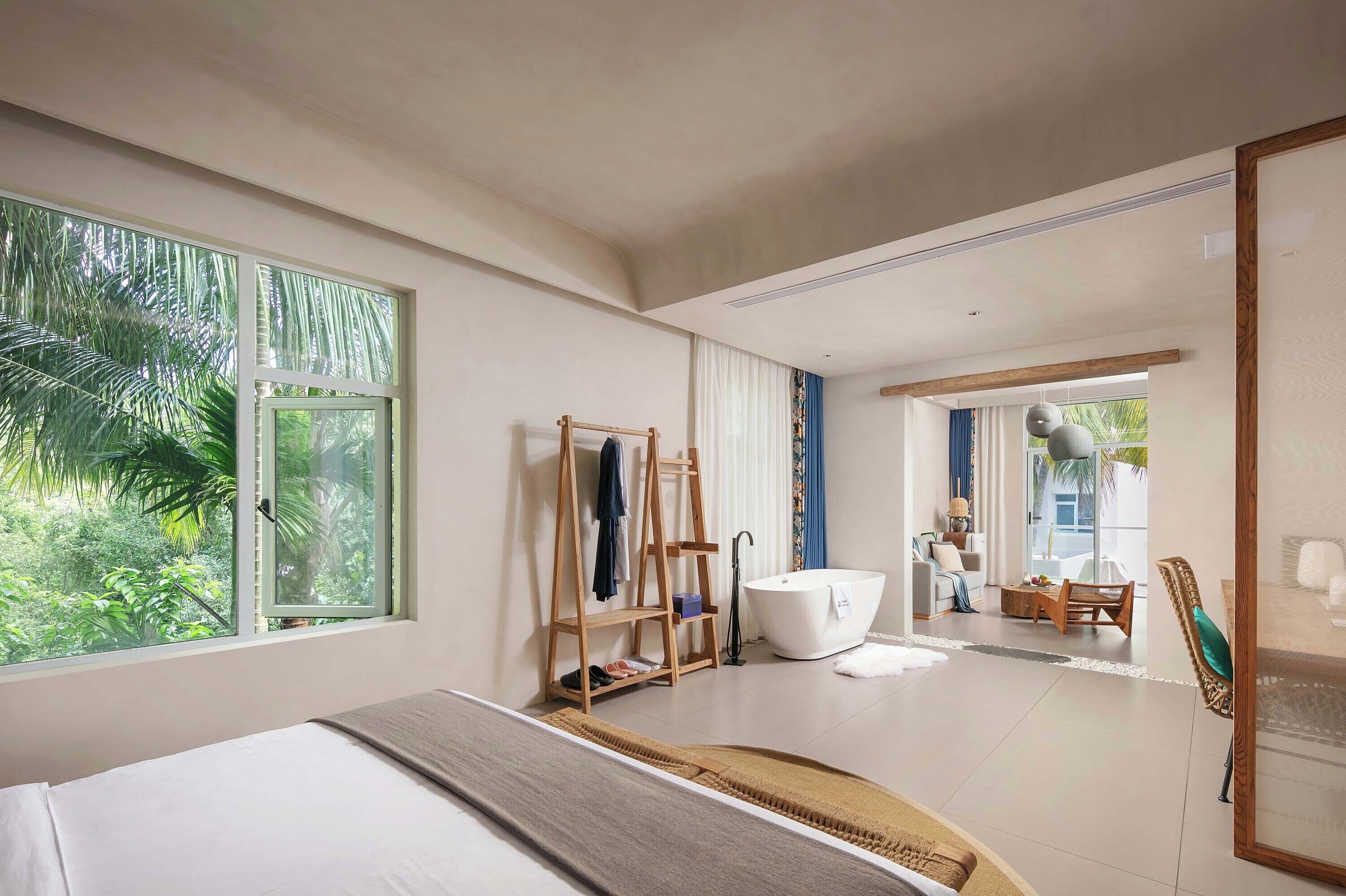 Quarto casal superior, vista para o pátio | Escrivaninha, espaço de trabalho para notebook, cortinas blackout