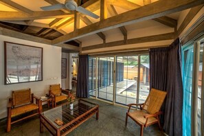 Quarto Duplo, vista para a piscina | Sala de estar
