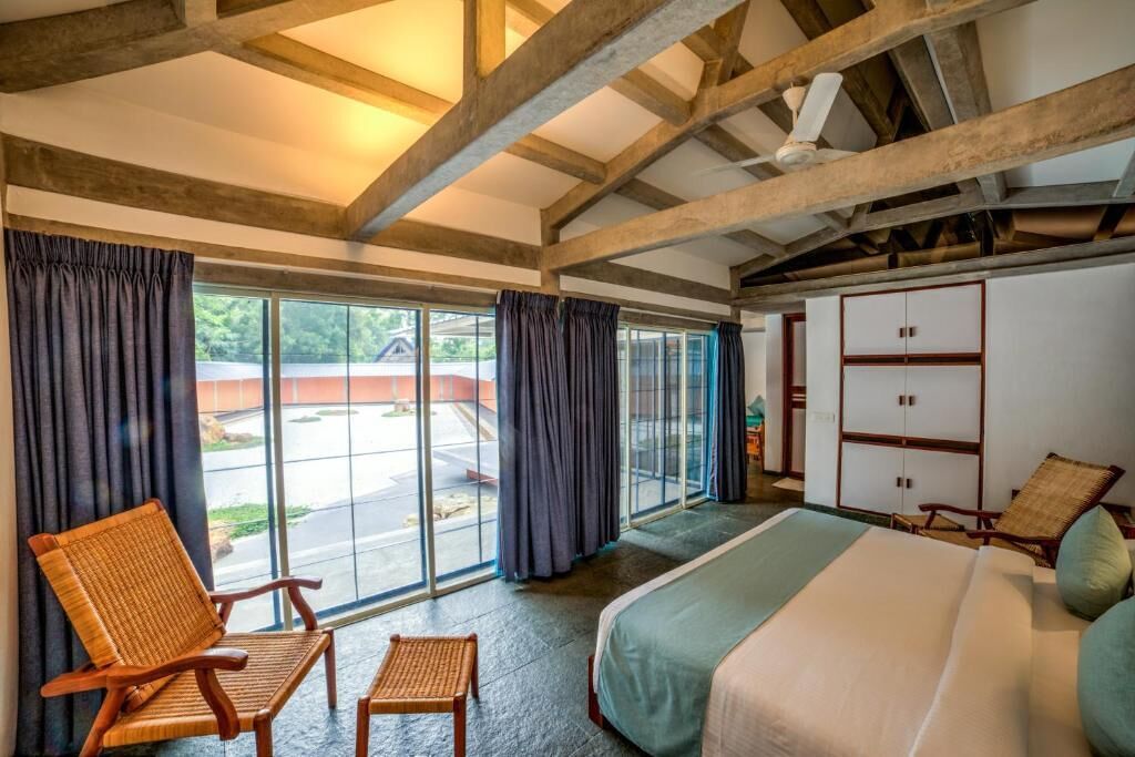 Quarto Duplo, vista para a piscina | Secretária, secretária adequada para computadores portáteis 
