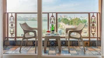 Quarto casal premium, sacada, vista para o lago | Vista da sacada