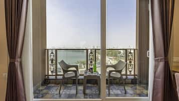 Quarto casal premium, sacada, vista para o lago | Sacada