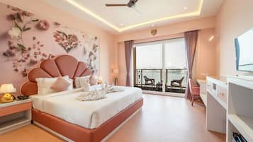 Quarto casal premium, sacada, vista para o lago | Cofres nos quartos, escrivaninha, cortinas blackout