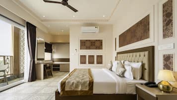 Quarto Duplo Premium, varanda, vista para o lago | Cofre no quarto, secretária, cortinas/cortinados opacos